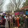 School Fees Issue: सेंट थॉमस स्कूल के बाउंसर्स पर पैरंट्स के साथ ...