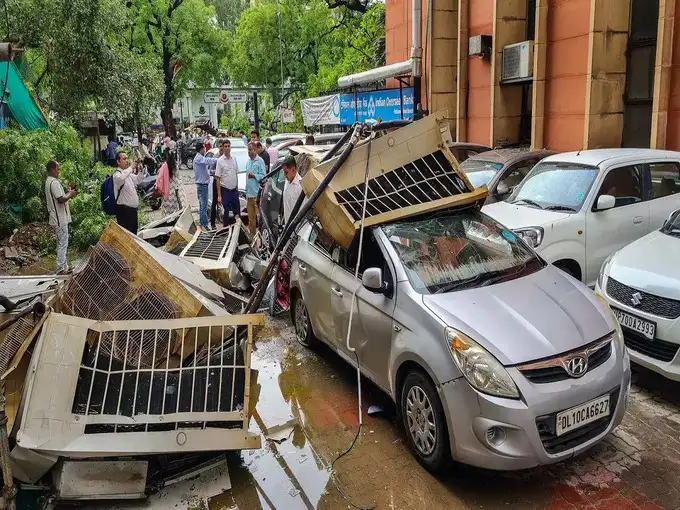कार पर गिर गया एसी