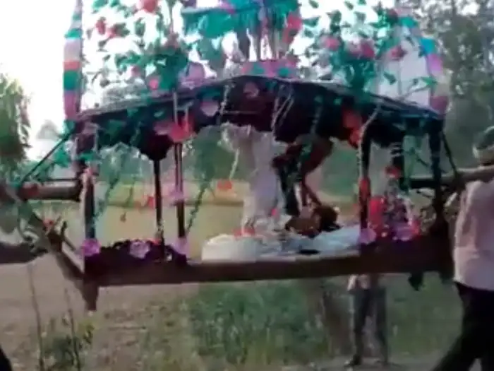 Dulha Doli Barabanki Viral Video : डोली में बैठकर दुल्हनिया लेने जा रहा ...