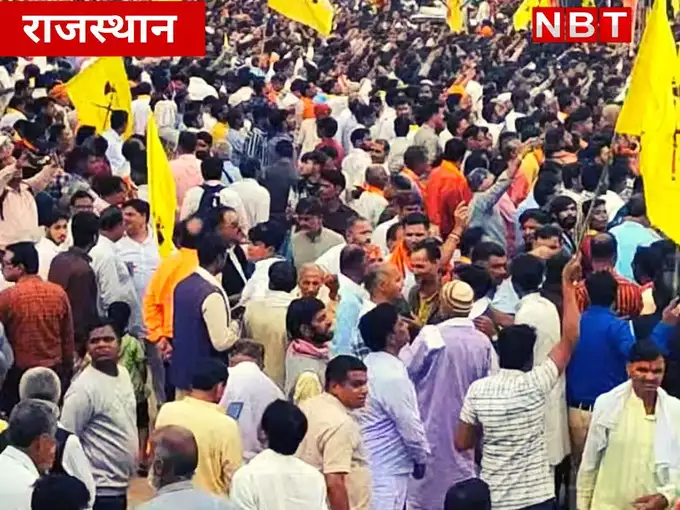 पांडाल खचाखच भरा था, बाहर भी हजारों की भीड़