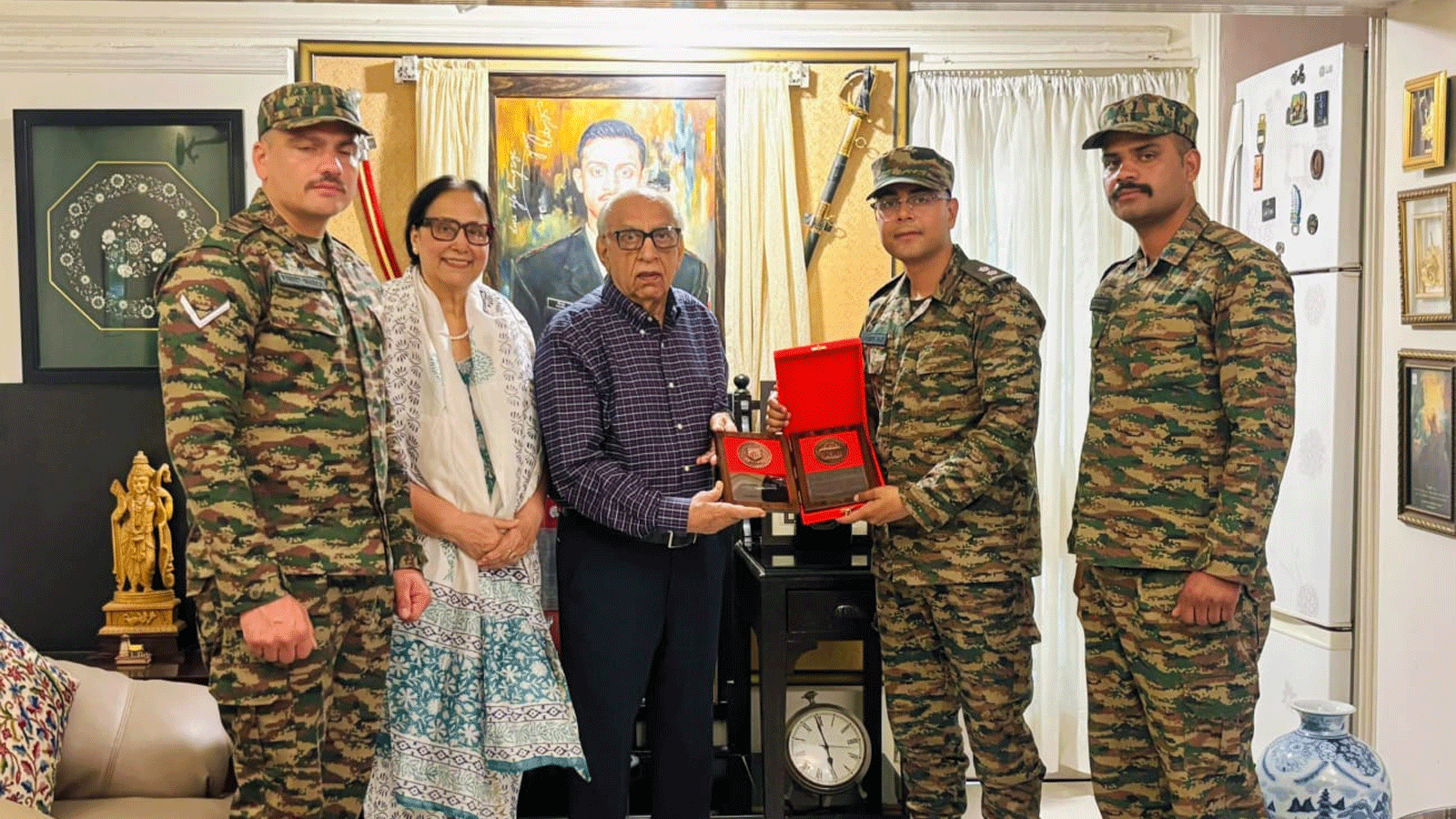 कारगिल युद्ध के शूरवीर कैप्टन विजयंत थापर के घर पहुंचे सेना के जवान ...