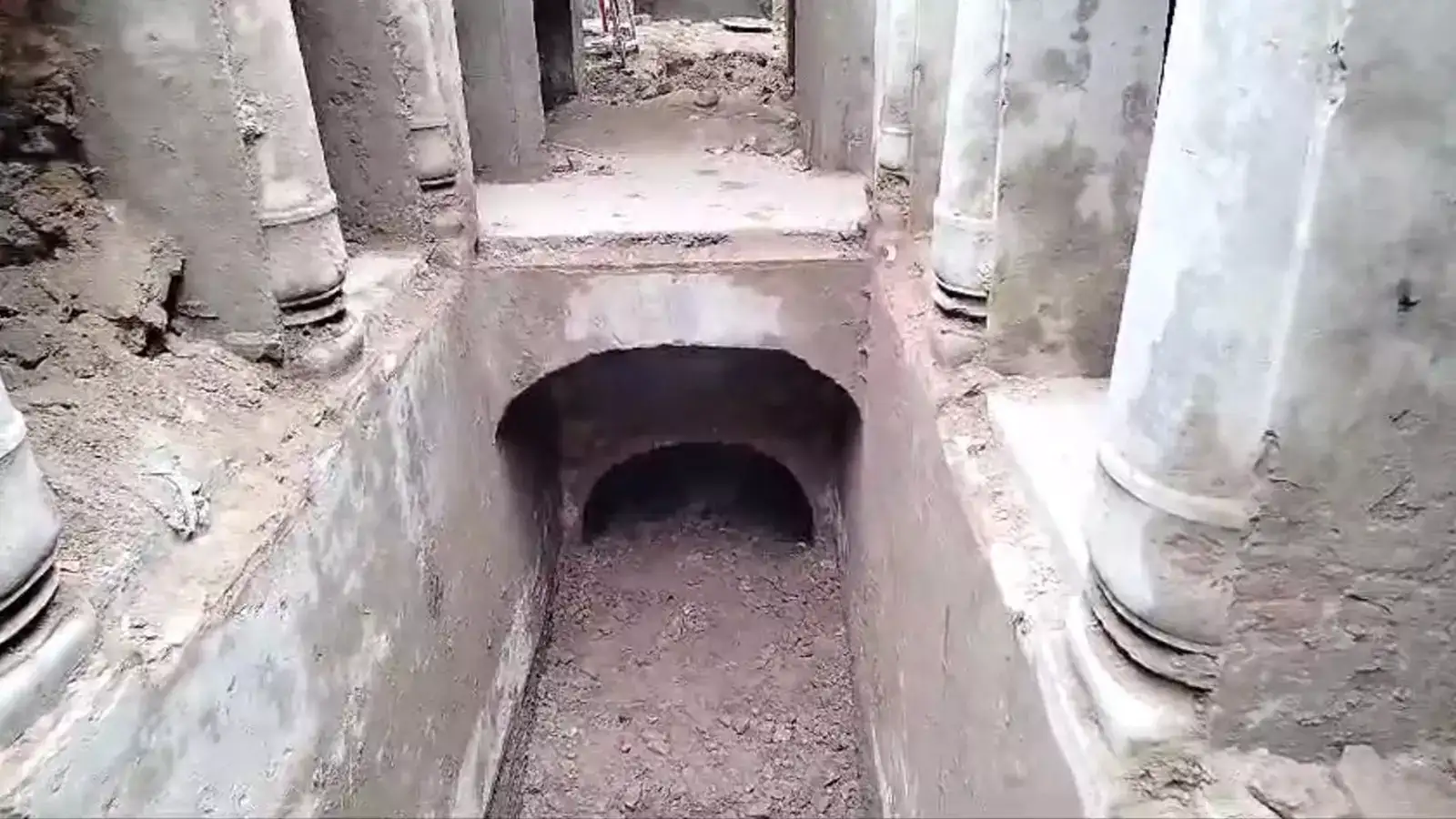 संभल की बावड़ी से निकलने लगी 'जहरीली गैस', दूसरी मंजिल तक पहुंचे थे ...