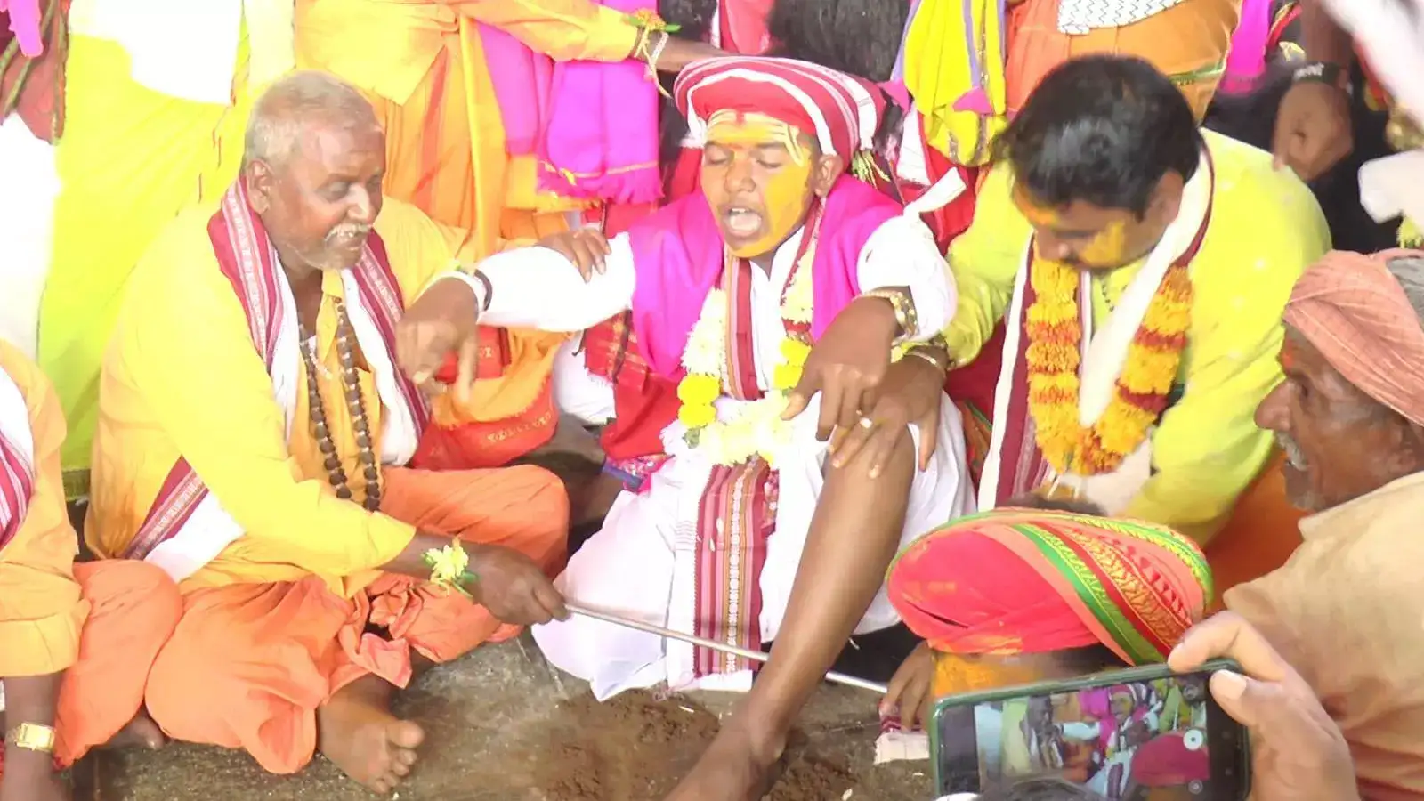 Hindu Fairs In Hadagali Taluk,ಕಾಲಿಗೆ ಬಗಣಿ ಗೂಟ, ಕಬ್ಬಿಣದ ಸಲಾಕೆಗಳ ತಿವಿತ ...