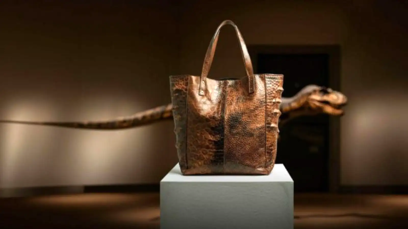 Worlds First T Rex Leather Handbag,T Rex Leather: ദിനോസറുകളുടെ ഡിഎൻഎയി ...