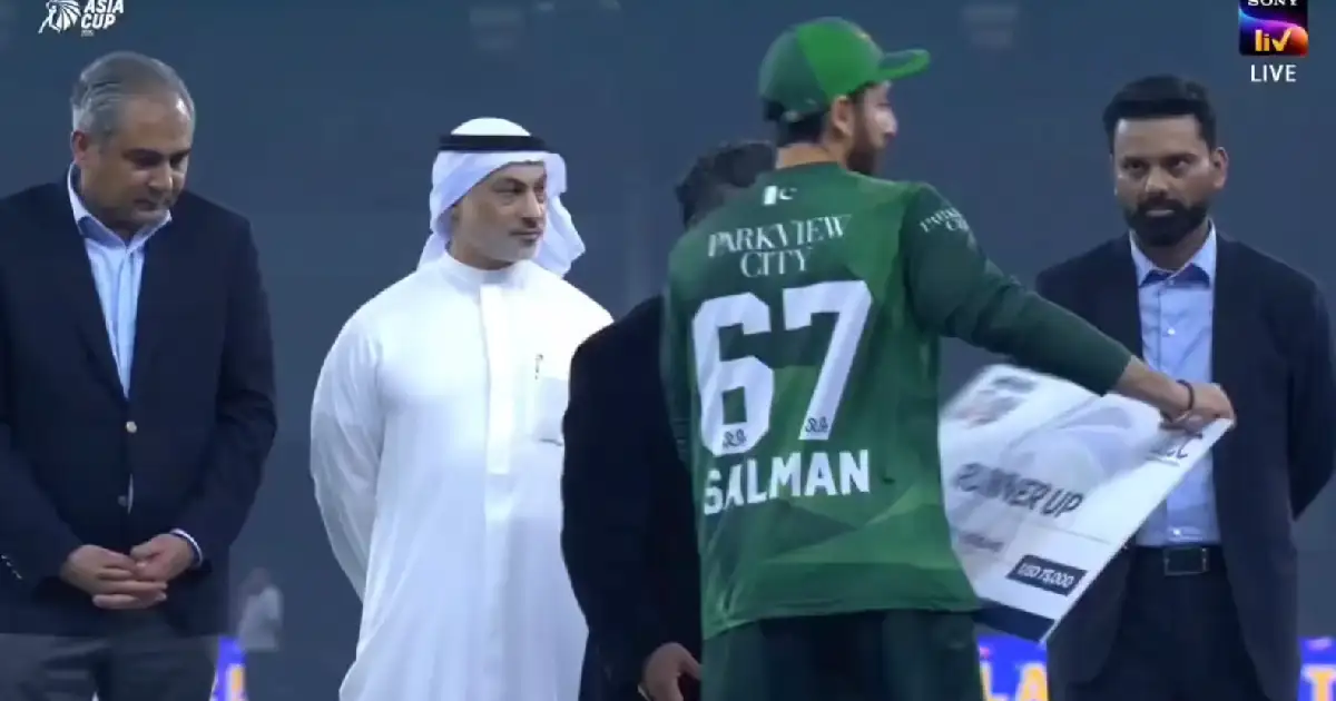 Asia Cup 2025 Final Pakistan Captain Salman Ali Agha Throws Cheque Video goes Viral | पाकिस्तानी ...