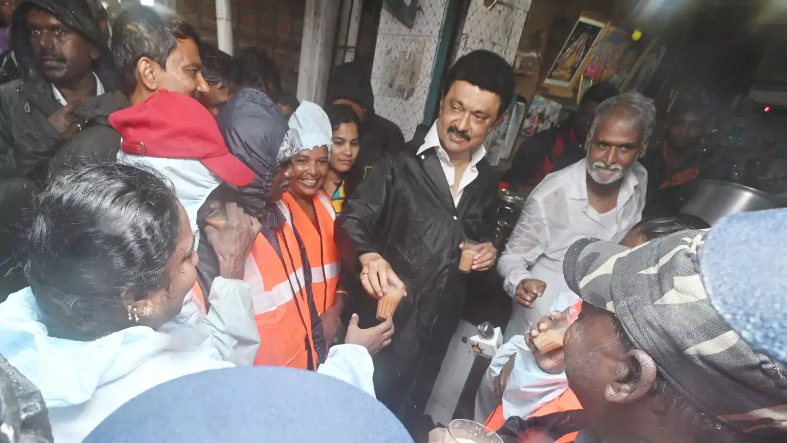 MK Stalin Felicitated The Frontline Workers By Buying Them Tea In ...