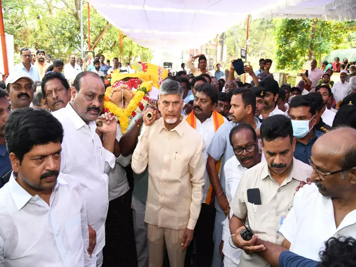 Mlc Bachula Arjunudu Funeral,టీడీపీ నేత పాడె మోసిన చంద్రబాబు - tdp ...