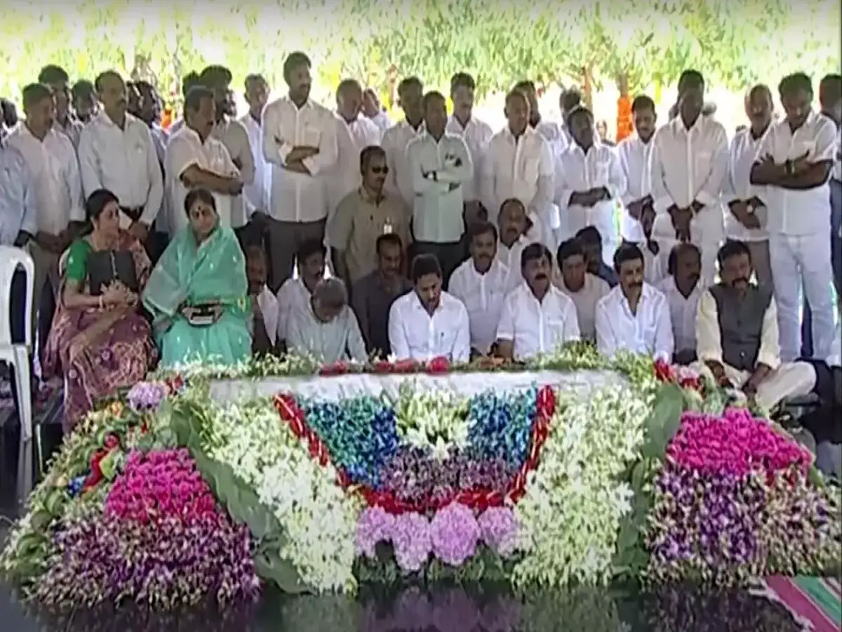 Ys Jagan Pays Tribute To Ysr,మీ ఆశయాలే నన్ను చేయిపట్టి నడిపిస్తున్నాయి ...
