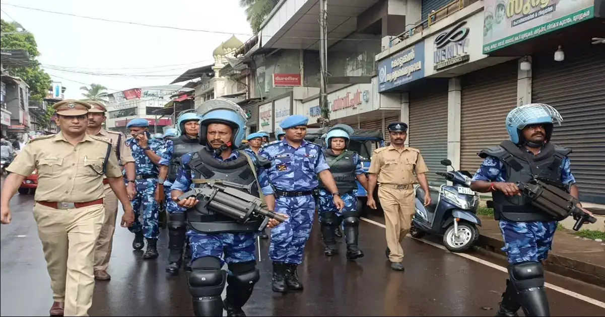 Route March Nadapuram,മത, സാമുദായിക രാഷ്ട്രീയ സംഘർഷ സാധ്യത; നാദാപുരത്ത് ...