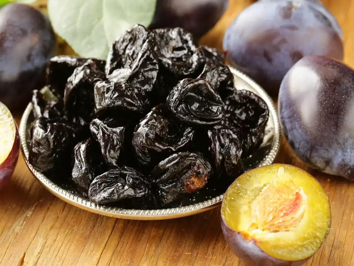 Health Benefits of Prunes and Prune Juice - Prunes: ఈ ఎండిన పండ్లు రోజూ ...