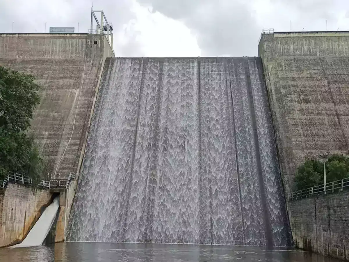 Sothuparai Dam,நிரம்பி வழியும் சோத்துப்பாறை அணை: இறுதிக்கட்ட வெள்ள அபாய ...