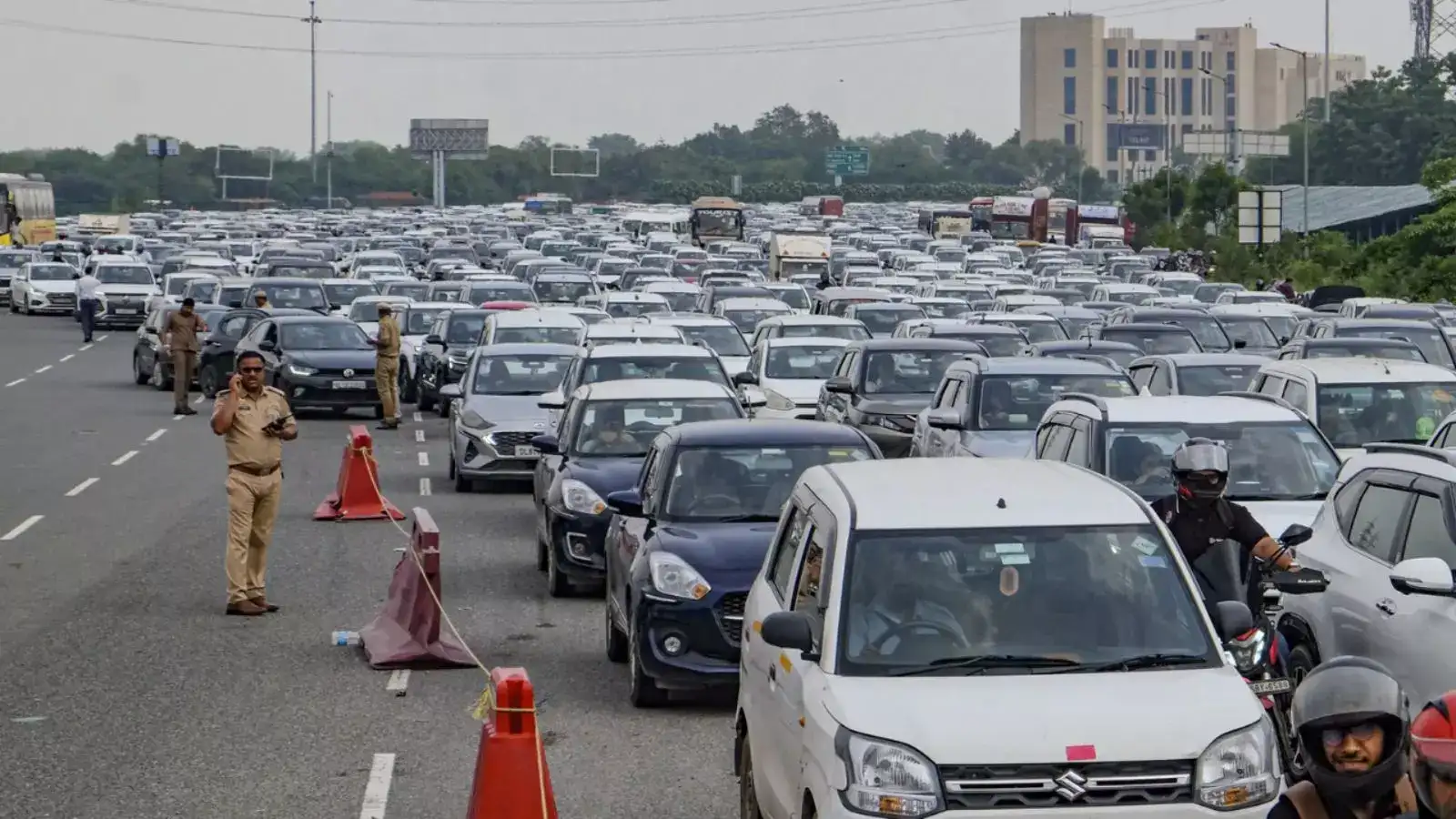 DMRC की दीवार गिरने से धंसी सड़क, भीषण जाम के बाद दिल्ली पुलिस ने जारी ...