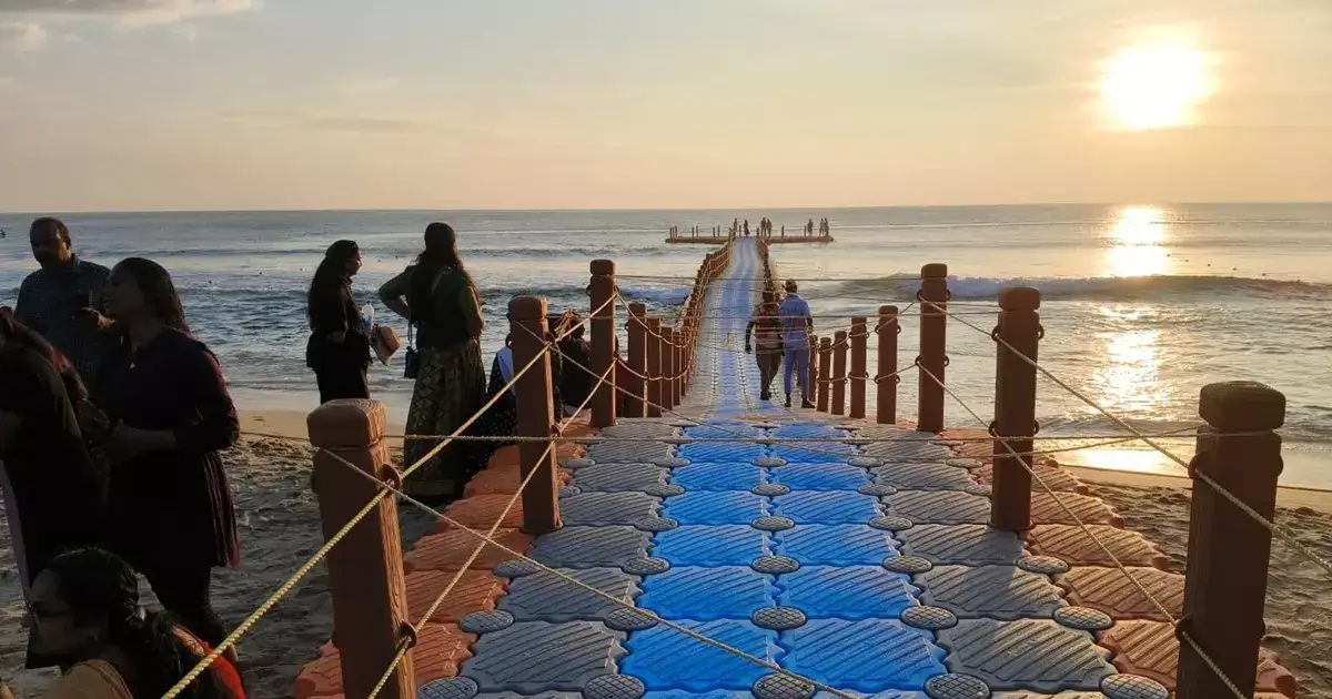 Floating Bridge in Varkala: വർക്കലയിലേക്ക് വായോ, തിരകൾക്ക് മുകളിലൂടെ ...