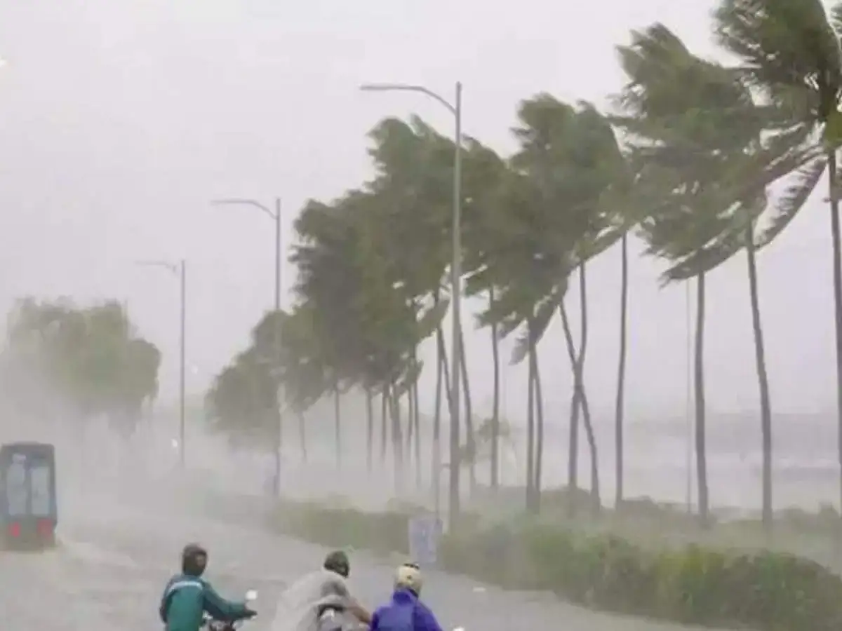 Hikka Cyclone,பலத்த காற்று, ராட்சத அலைகள்; தாக்க வருகிறது ’ஹிகா’ புயல் ...