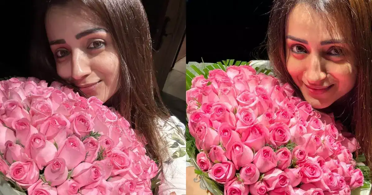 Actress Trisha Krishnan's Valentine: கையில் பூங்கொத்து, முகத்தில் ...