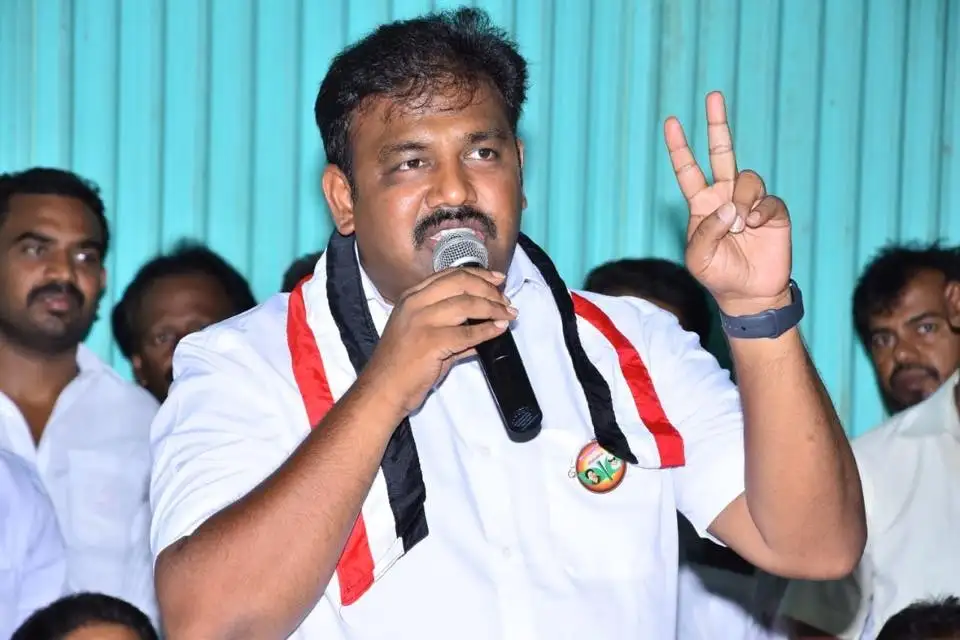 Raj Sathyan,மதுரையில் வாக்குப்பதிவு மையத்தில் நின்று வாக்கு சேகரித்த ...