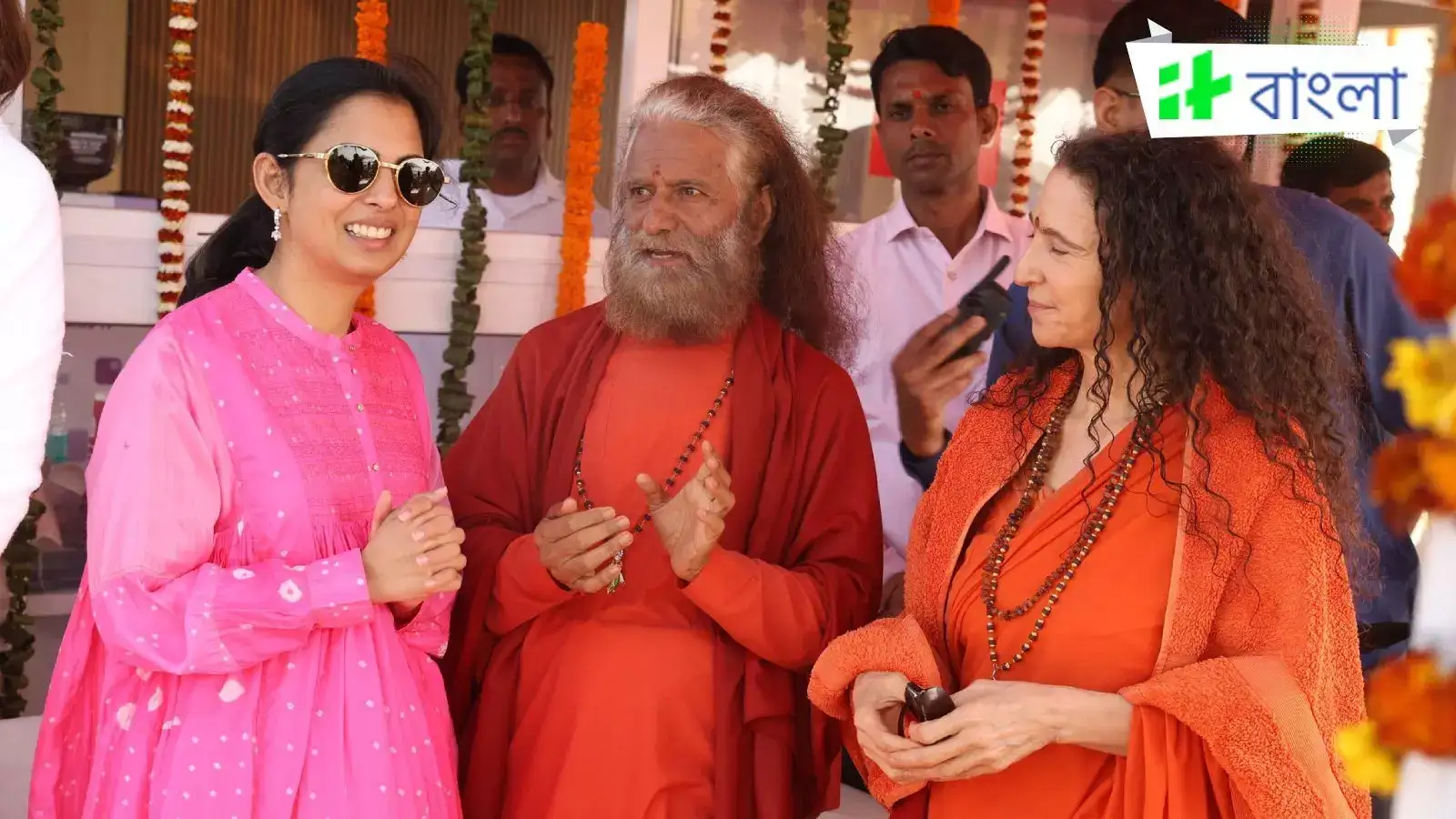 Isha Ambani In Maha Kumbh,গোলাপি রঙের সাধারণ পোশাকে কুম্ভস্নান ইশার ...