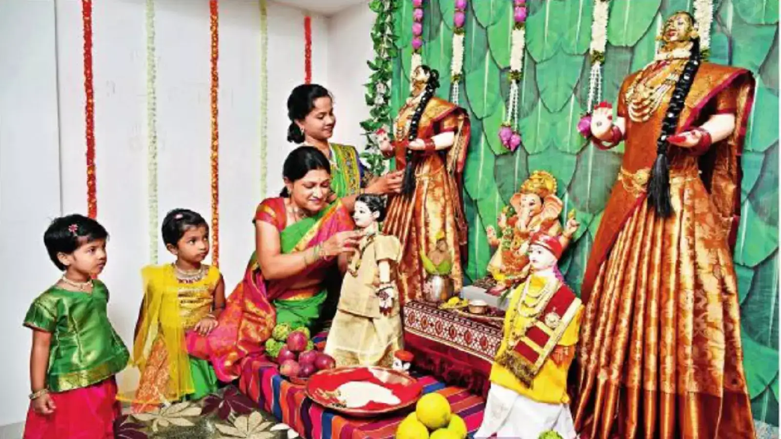 आली गवर आली सोनं पावली आली... घराघरांत गौरींचे आगमन; मंगलमय वातावरणात ...