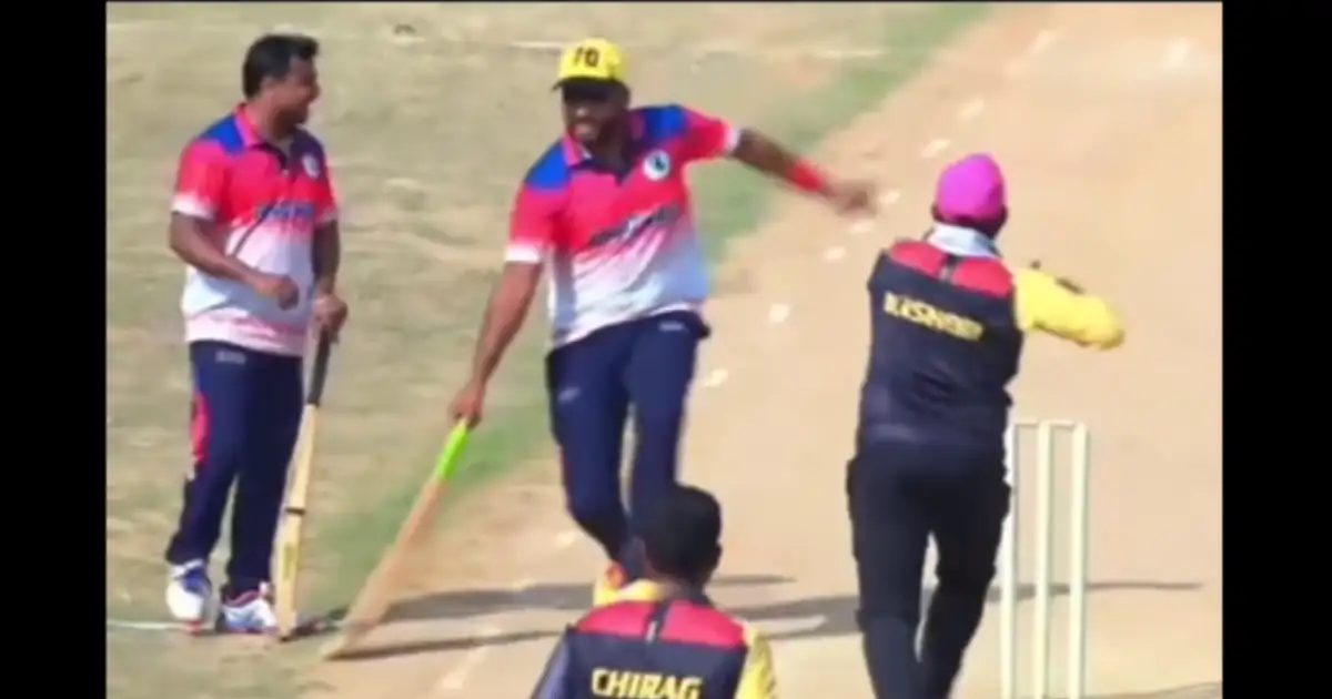 Funny Run Out in Tennis Ball Cricket Match Video Viral News in Marathi ...