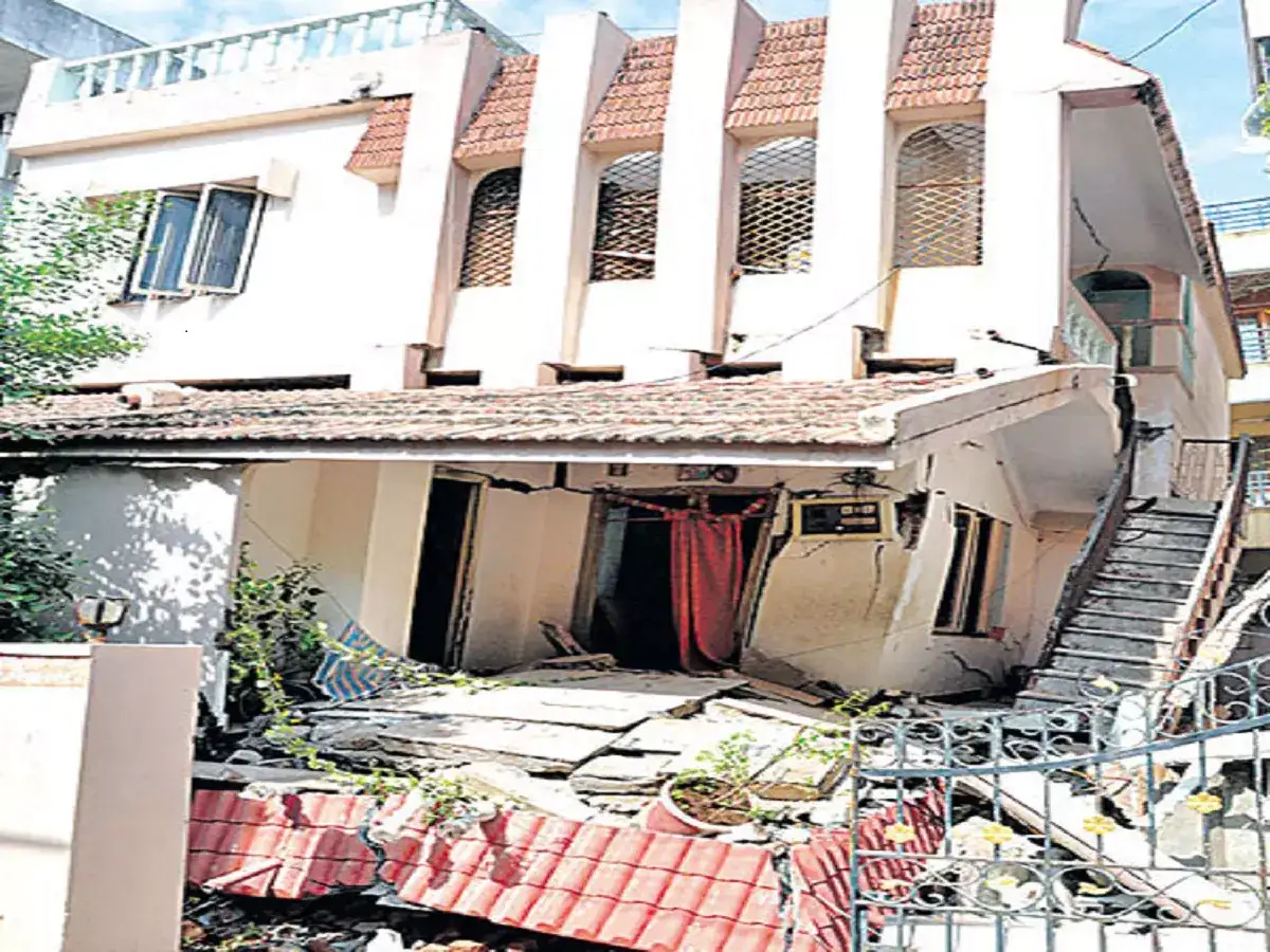 Kadapa Three Storey Building,కడపలో కుంగిన మూడంతస్తుల భవనం.. భయంతో బయటకు ...