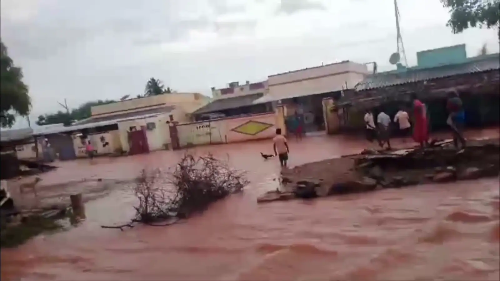 Heavy Rainfall Hits The Village In Karur - தொடர் கனமழையால் குளம் ...