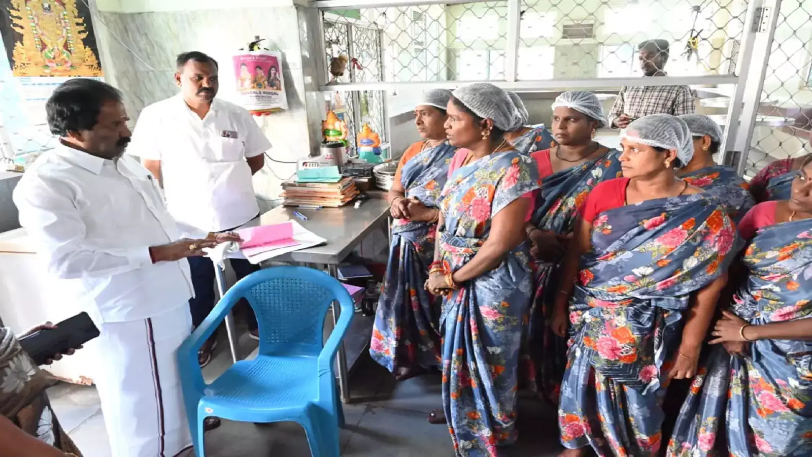 Trichy Mayor Anbalagan inspects on AMMA Unavagam | அம்மா உணவகத்தில் ...