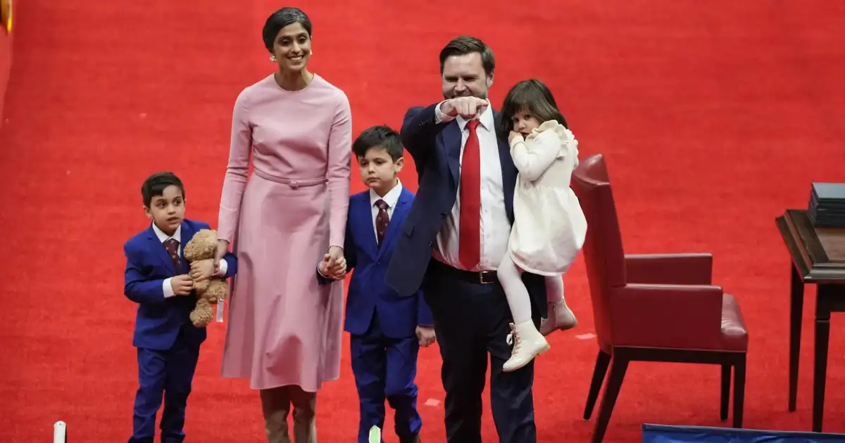 Indian American Usha Vance Pink Dress Photos,ट्रंप की सत्ता शुरू होते ...