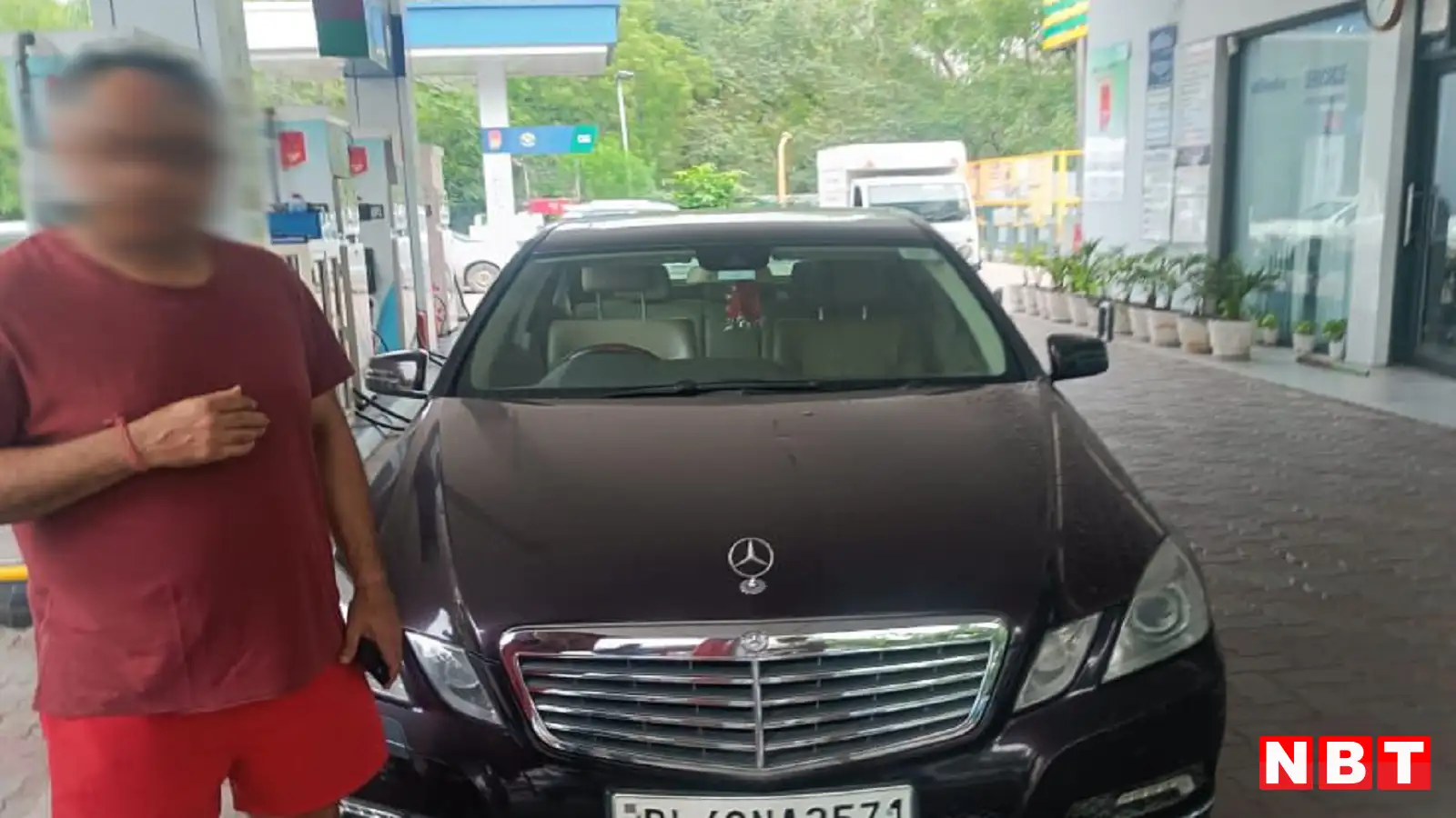 AI कैमरा और ऑटोमैटिक हूटर...पेट्रोल भराने गए और मर्सिडीज हो गई सीज ...