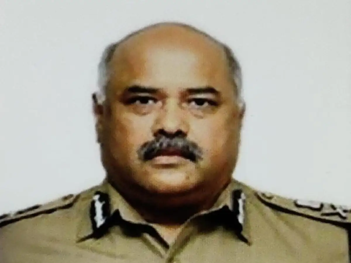 Dgp Rajesh Das Case,கையை பிடித்து, துண்டை கொடுத்து, பெண் எஸ்பிக்கு ...