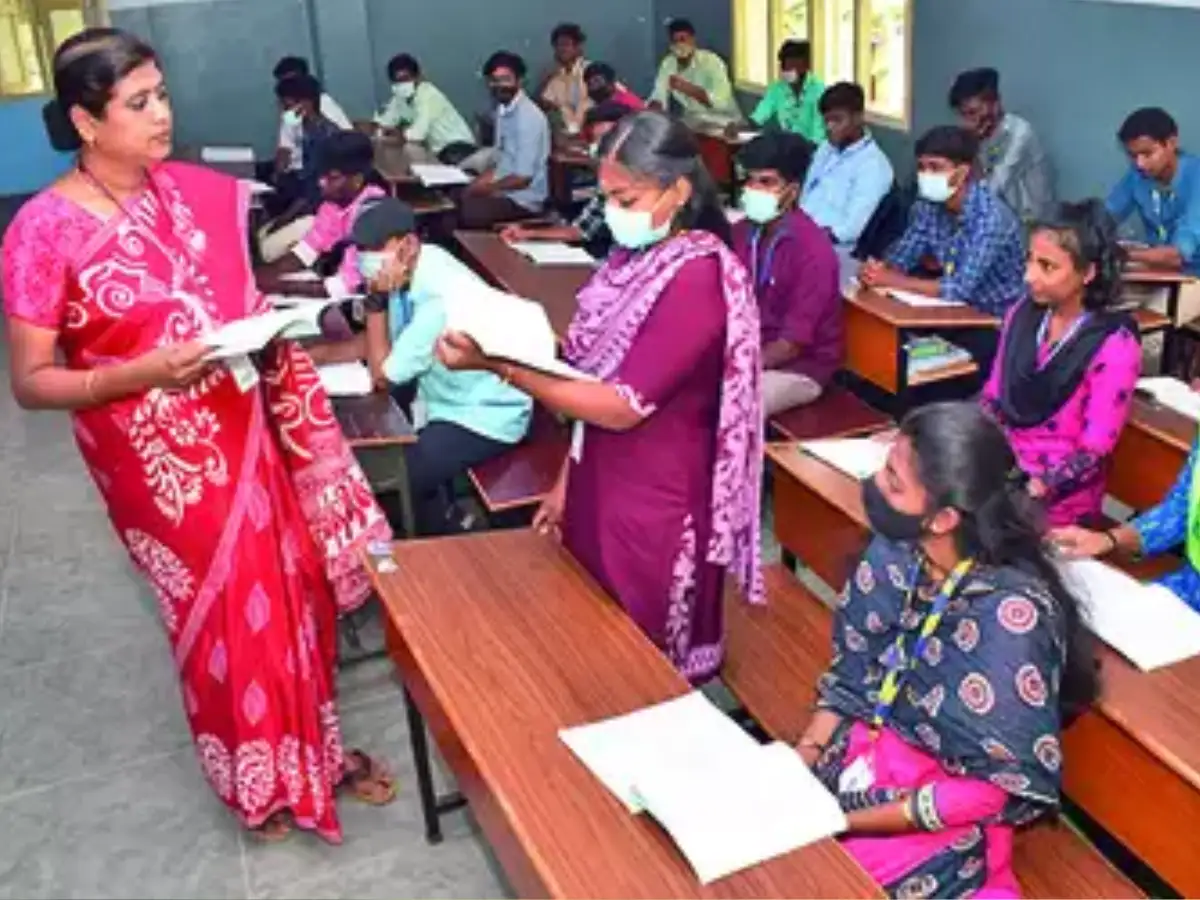 Padmini Prakash,நாட்டின் முதல் திருநங்கை உதவி பேராசிரியர் என்ற பெருமையை ...