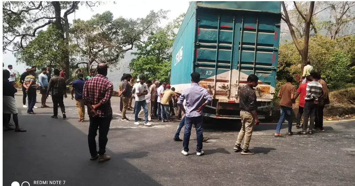 Containers Stuck In Churam,ആദ്യം ഒരു കണ്ടെയ്‌നര്‍ കുടുങ്ങി, പിന്നാലെ ...