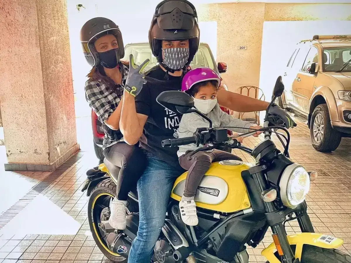 Pillion Rider Safety Tips,ഇരുചക്രവാഹനങ്ങളിൽ പിന്നിലിരുന്ന് യാത്ര ...