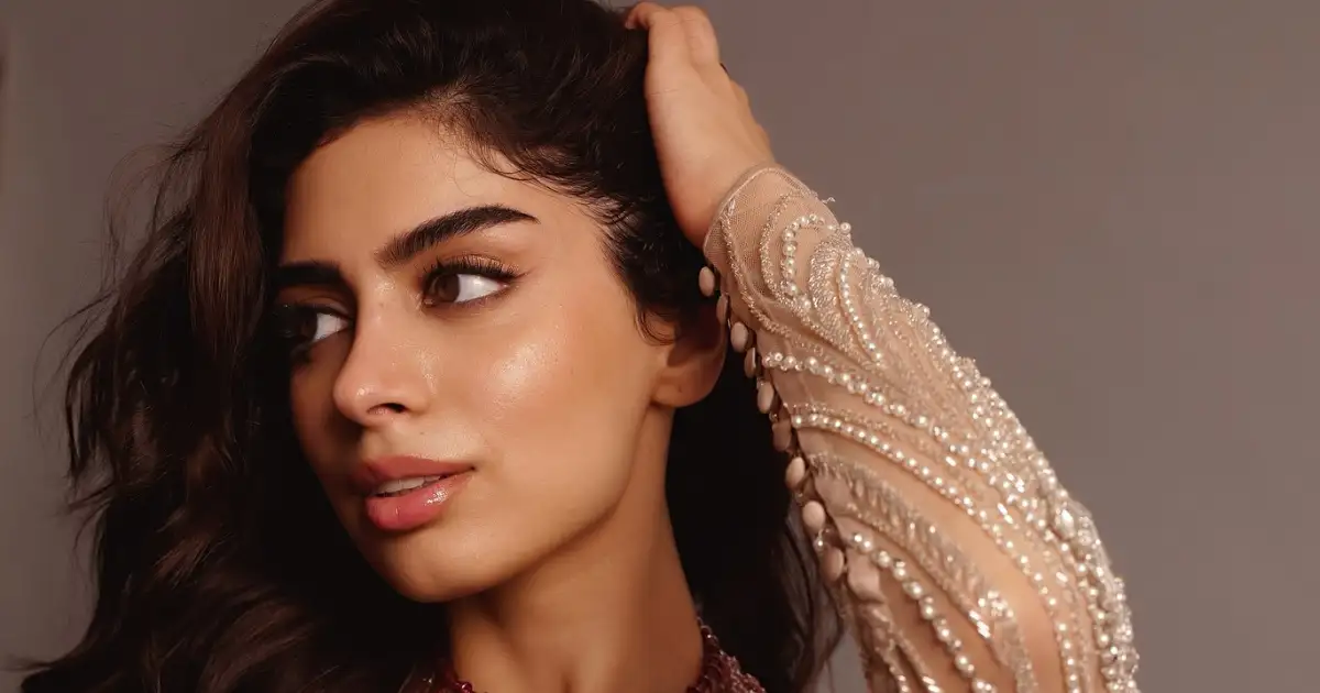 Khushi Kapoor Ruby Necklace Crystal Lehenga,गले में रूबी का हार और ...