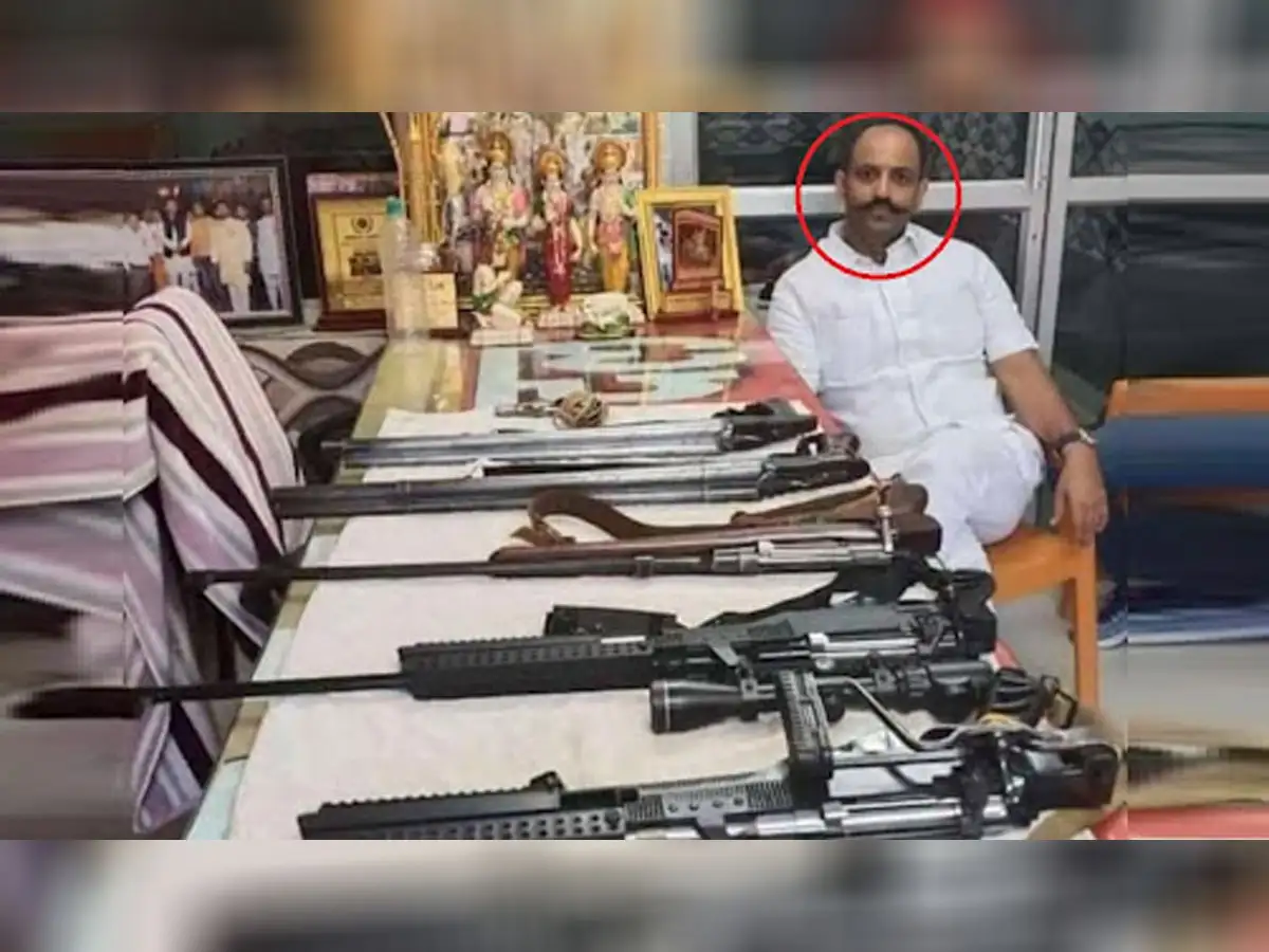 photo of absconding pinky chaudhary with weapons goes viral on social ...