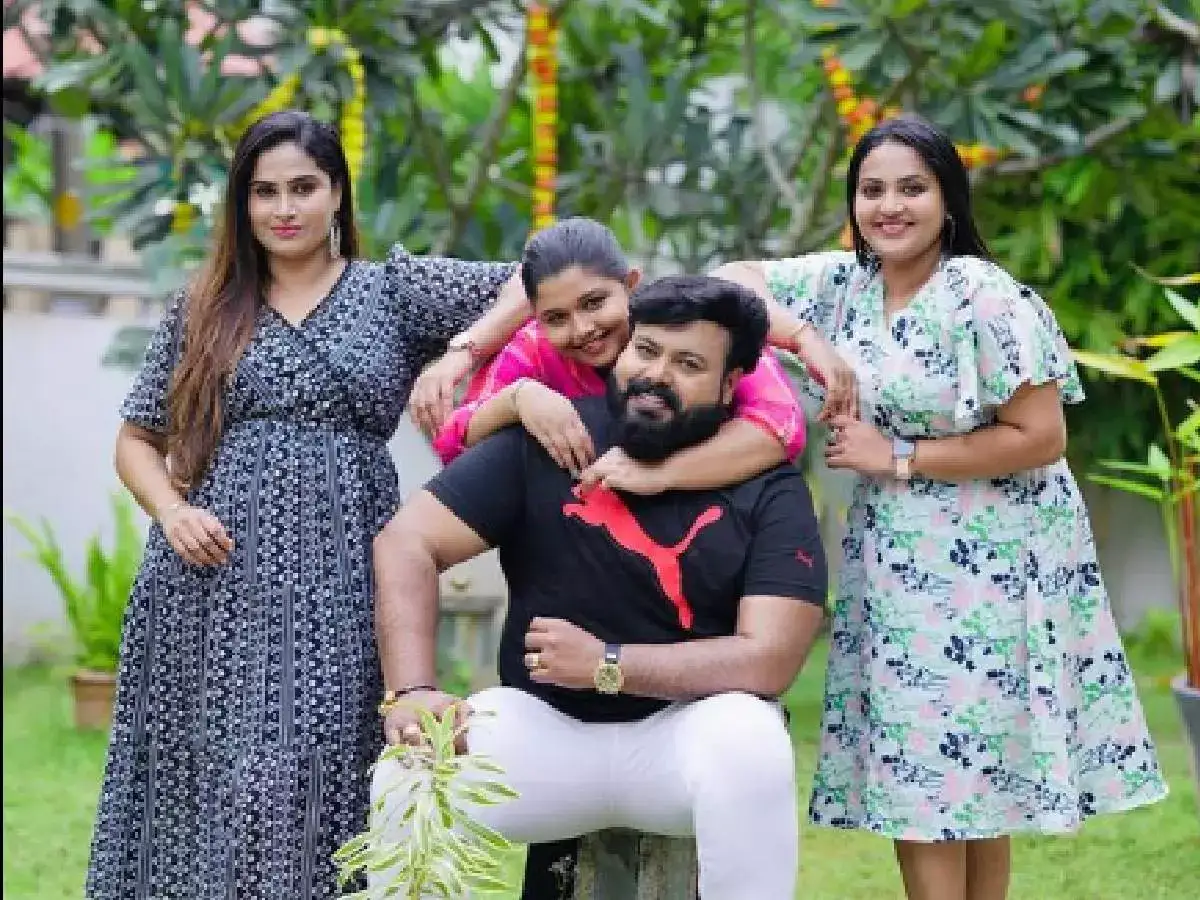 Mallu Jd Mukesh M Nair,ഞാൻ വിവാഹിതനാണ്, പതിമൂന്നുവയസ്സുകാരിയുടെ അച്ഛനുമാണ്; അതൊക്കെ എന്റെ ...