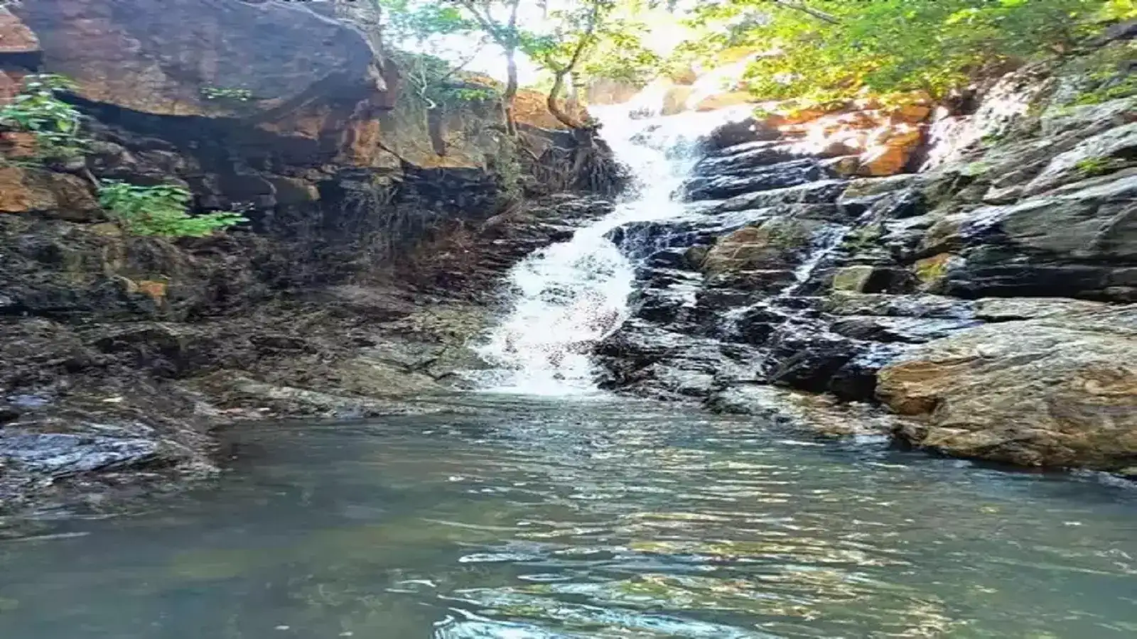 Anaivari Muttal Falls,சேலத்தில் மழை: முட்டல் அருவியில் ஆர்ப்பரித்து ...