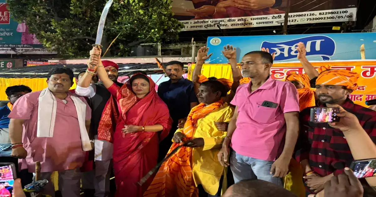 Anupama Singh भाभी ने देवर को पछाड़ा धनबाद में ढुल्लू महतो से मुकाबला ...