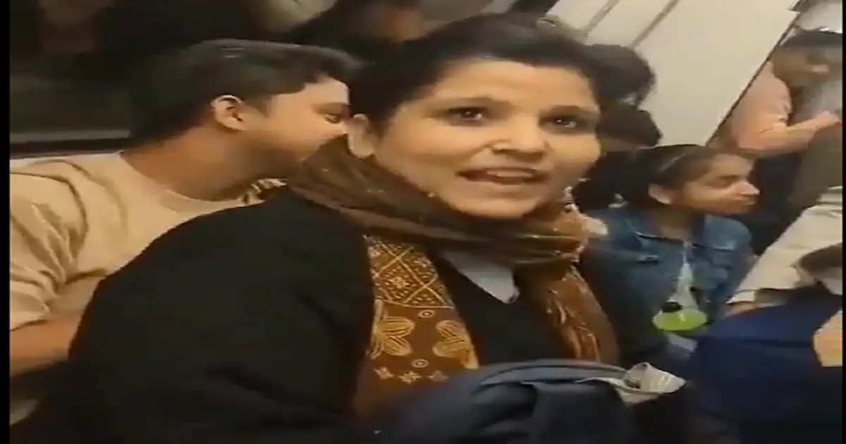 Women Seat Fight In Delhi Metro,ದಿಲ್ಲಿ ಮೆಟ್ರೋ ರೈಲಿನಲ್ಲಿ ಸೀಟ್ ಫೈಟ್ ...