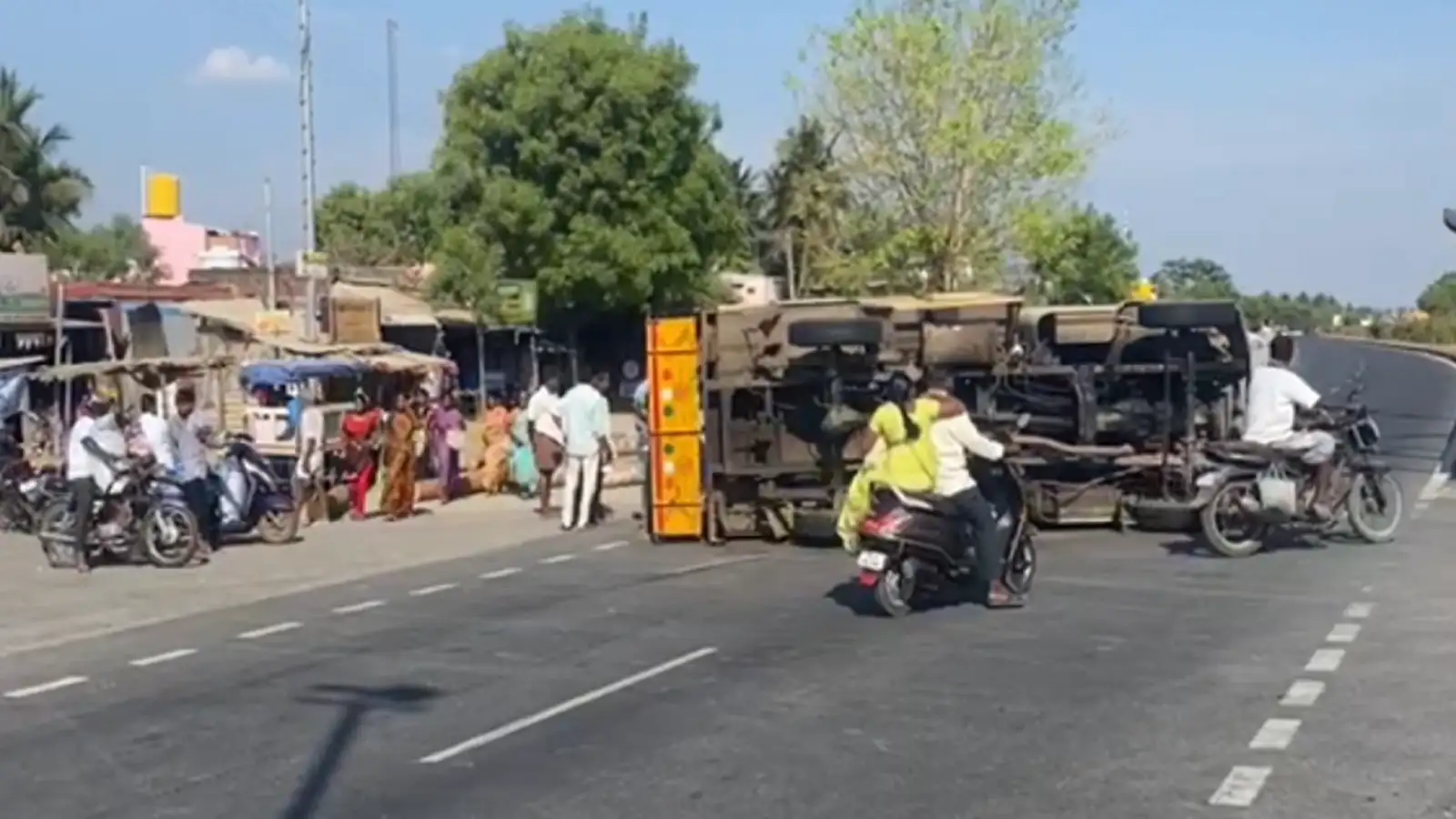 டெம்போ விபத்து,சாலையில் டெம்போ கவிழ்ந்து விபத்து; சேலம் கொத்தம்பாடி ...