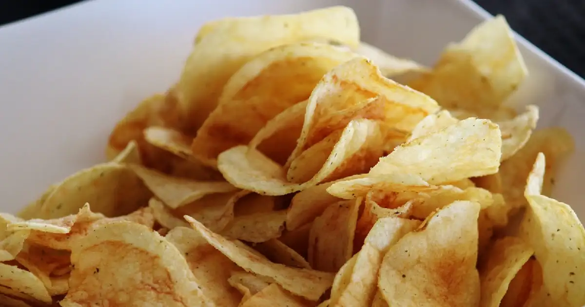 How to Eat Chips Without Getting Your Hands Dirty Use This Easy Trick ...