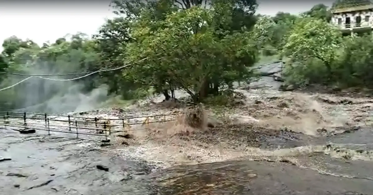 Kumbakkarai Falls In Theni,கும்பக்கரை அருவியில் வெள்ளப்பெருக்கு; கரையோர ...