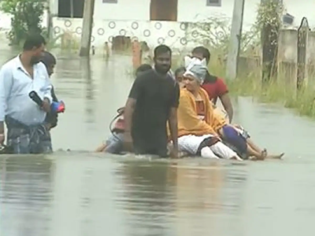 Chennai Rain,வெள்ள நீரால் முடங்கிய முடிச்சூர்... தொடரும் கனமழையால் ...
