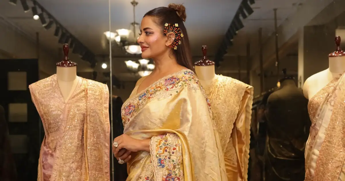 पति ₹18,370 करोड़ का मालिक, 46 साल की पत्नी को देख खुश हुए लोग, साड़ी ...