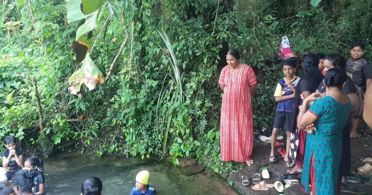 Janaki Amma Teaches Swimming,ഒരു നാട്ടിലെ എല്ലാ സ്ത്രീകളെയും നീന്തല് ...