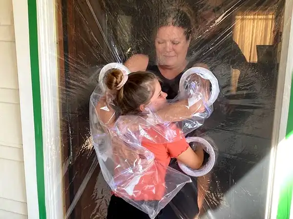 A 10-year-old creates ‘hug-curtains’ to embrace her grandparents; takes ...