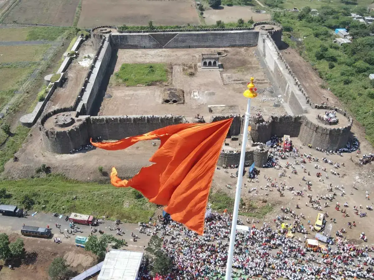 Saffron Flag At Khard Fort,'भगव्या ध्वजाचे राजकारण करणार नाही, करू ...