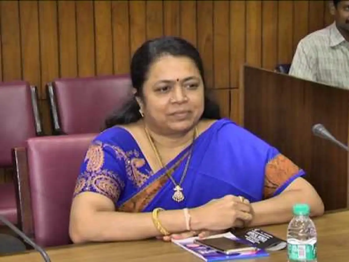 Gundu Sudha Rani,వరంగల్ మేయర్‌గా గుండు సుధారాణి.. ప్రమాణం చేయించిన ...