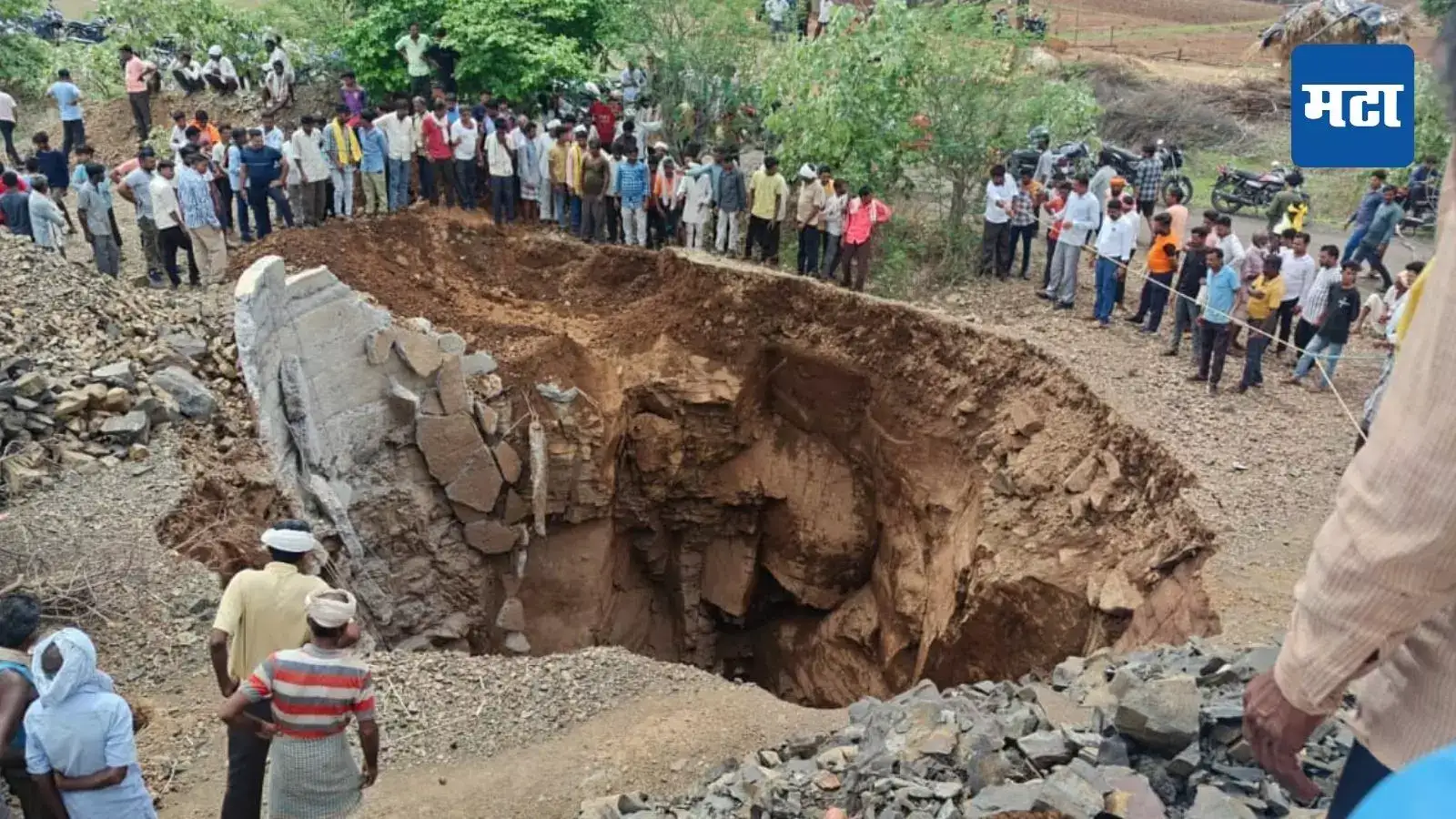 Well Collapse : धुळ्यात विहीर ढासळली, ढिगाऱ्याखाली अडकून पती पत्नीचा ...