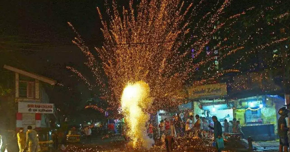 Viral Video,Viral video: ஓடும் காரில் பட்டாசு வெடிக்கும் மக்கள் ... Viral Video,Viral video: ஓடும் காரில் பட்டாசு வெடிக்கும் மக்கள் ...
