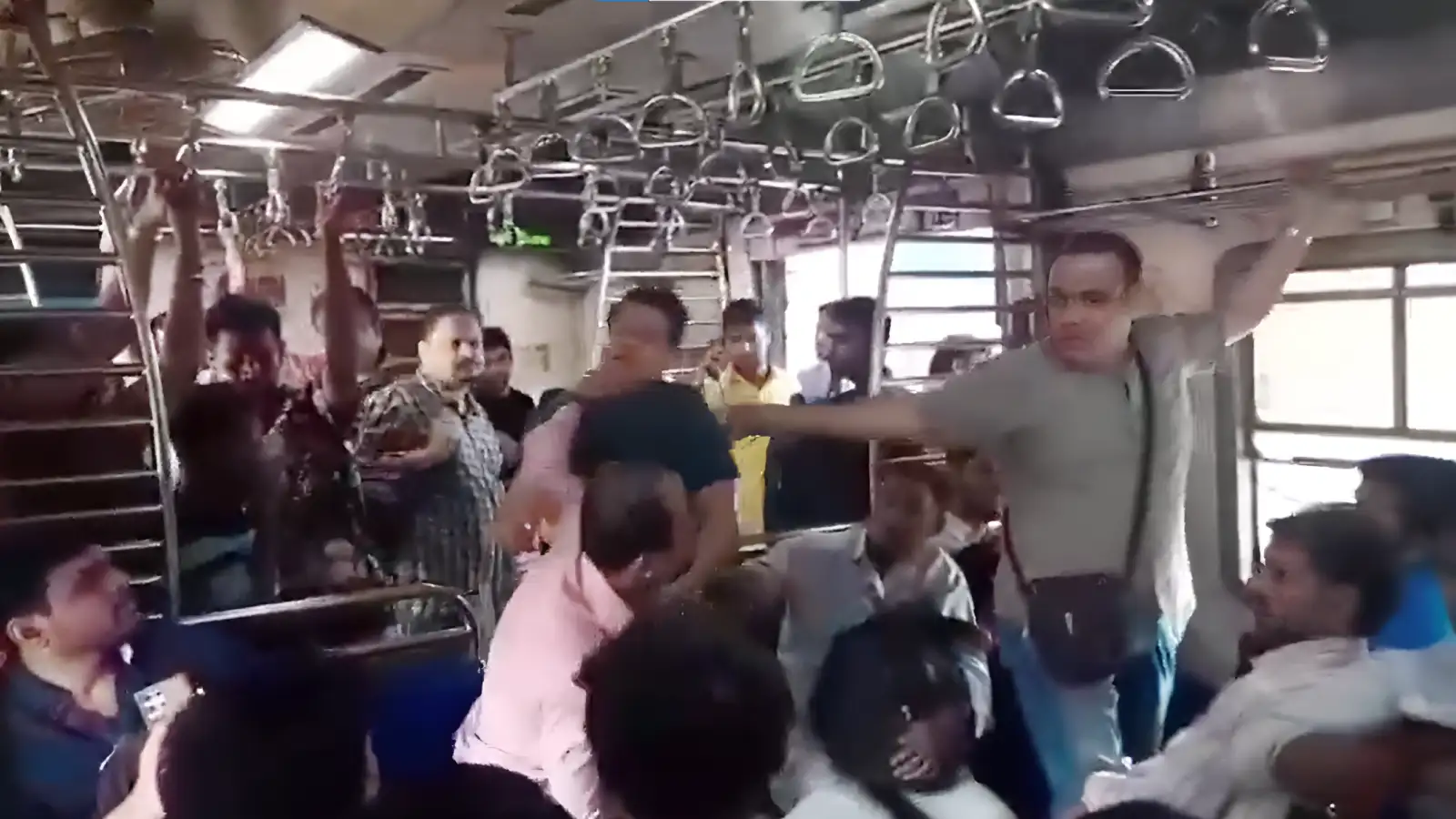 Mumbai Local Train Fight Over Seat Turns Ugly Video Goes Viral | मुंबई ...
